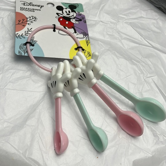 Disney | Kitchen | Nwt Set Of 4 Mickey Measuring Spoons With Ring ...